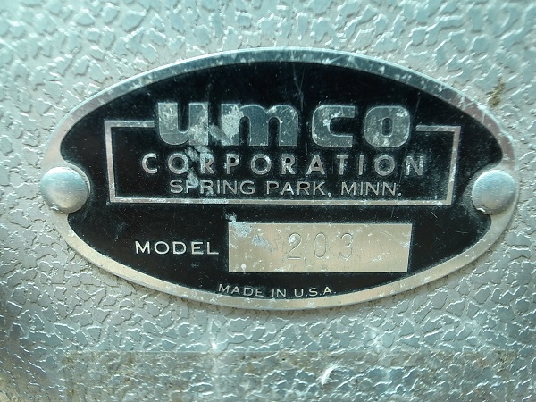 VINTAGE UMCO MODEL 203 ALUMINUM TACKLE BOX